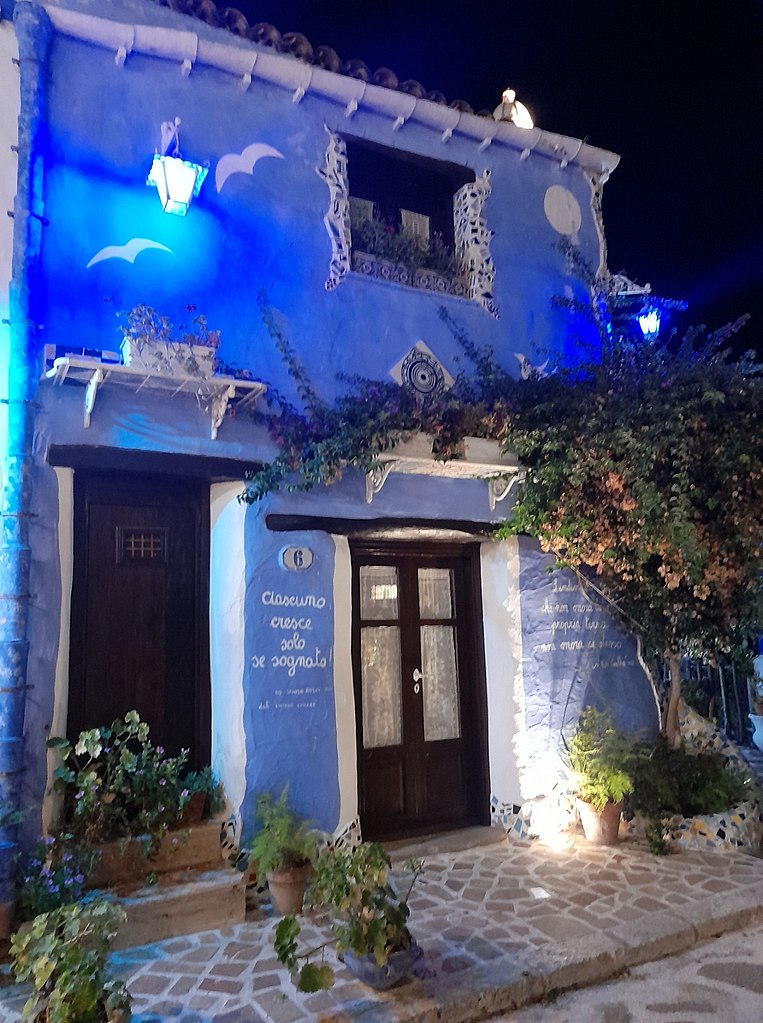 Uno dei borghi più colorati della Sicilia si ispira alle architetture ...